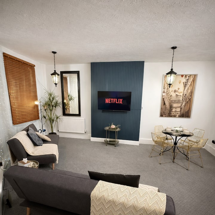 Spacious City Centre Apt | West Street | Sleeps 4 - The Diamond - Sheffield