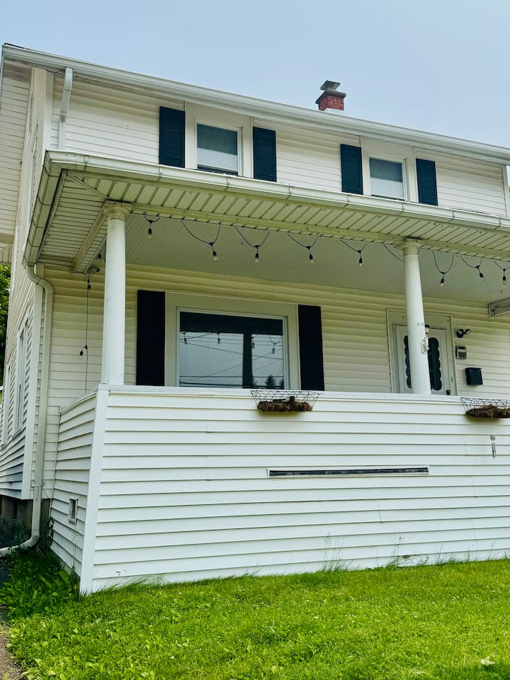 Spacious Family Home Near Binghamton University - Johnson City, NY
