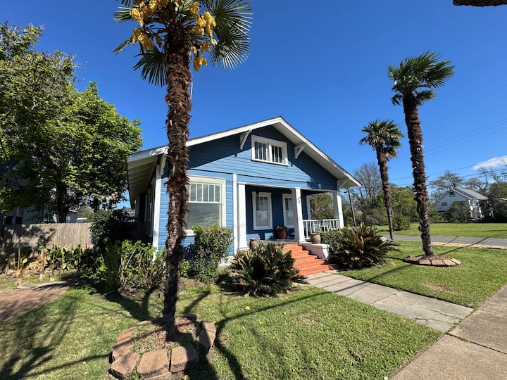 Charming Cottage Right Across From Golf Course - Monroe, LA