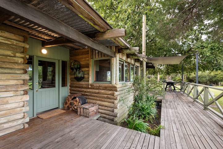 Wattlewood | Mid Century Chic And Outdoor Serenity - Frankston