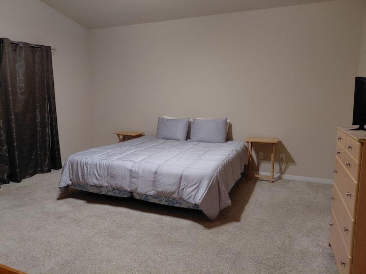 Room # 3 Master Bedroom, Up To 5 Guests - Santa Maria, CA