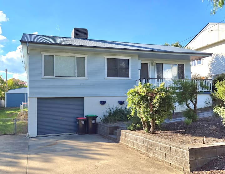 Central Tumut Stay | 3 Bed House + 2 Studios - Tumut