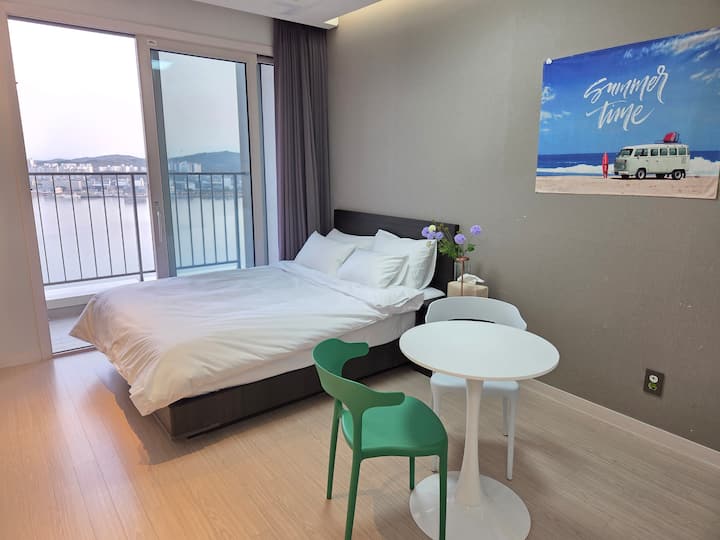 속초 #오션뷰 일출명소 최고층(18f)#바다전망 침대 위 오션뷰, 중앙시장5분 - Sokcho-si