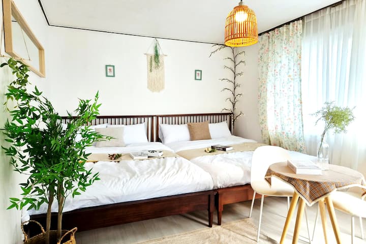 [오픈특가] 공항버스5분/더현대/용산/여의도/한강/8인/명동/동대문 /퀸베드 4개/가족환영 - Seoul