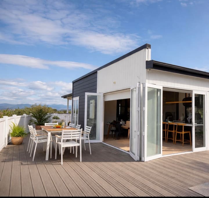 Eat, Drink, Play And Stay At The O.b.e Guest House - Foxton