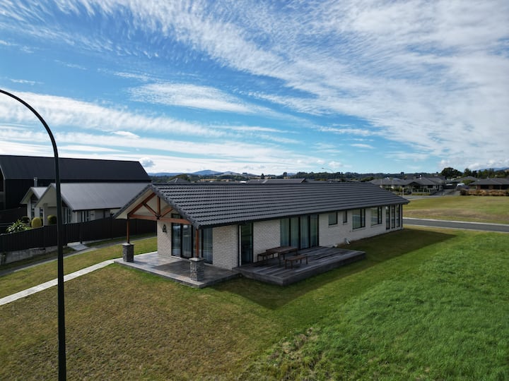 A Diamond In The Delta - Te Anau