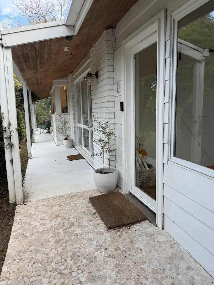 Relax And Unwind At Arthurs Suite - Red Hill