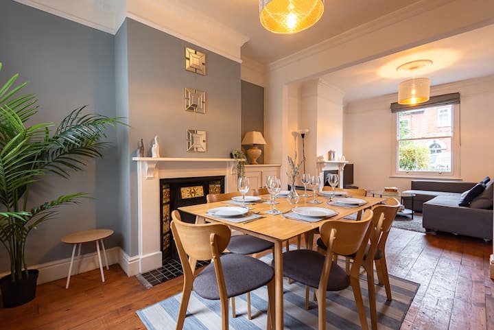Spacious 2br Reading Home W/ Garden & Sofa Bed - Select Car Leasing Stadium