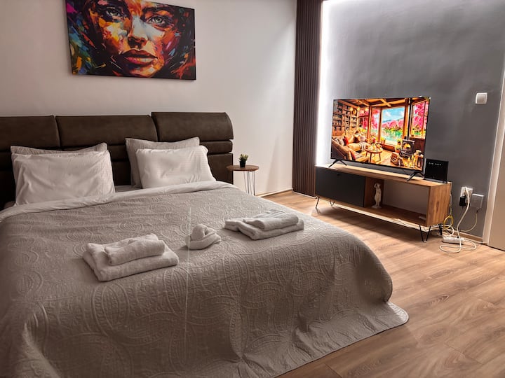 Rina’s Main Square View Apartment - Free Parking - Skopje