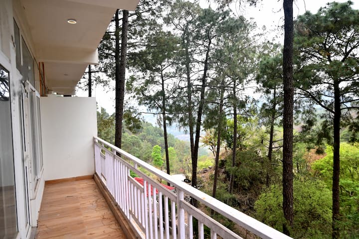 Emerald Nest | Cozy 2bhk Hill Apartment - Solan