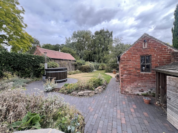 Modern Country Cottage In The Heart Of Repton - Staffordshire