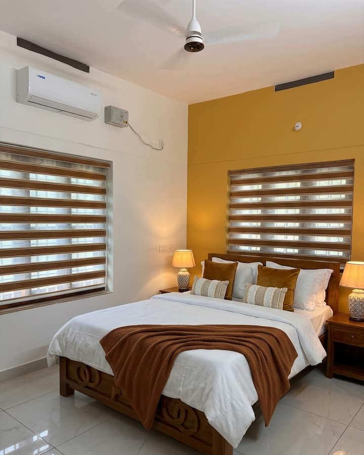 Var: Teak Haus -Ac 2bhk, 10 Min Drive Beach & Clif - Varkala
