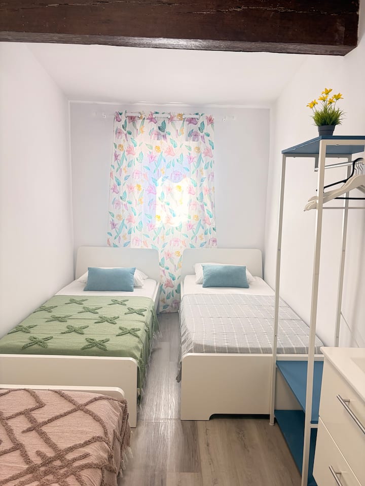 Amplia Habitación Triple En Pleno Centro - Torrent