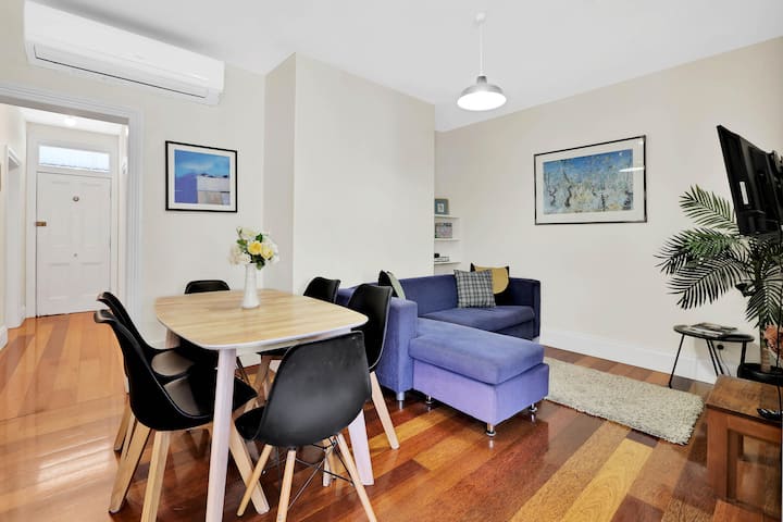Victorian Heritage Cottage Stay Near Utas Stadium - 론서스턴