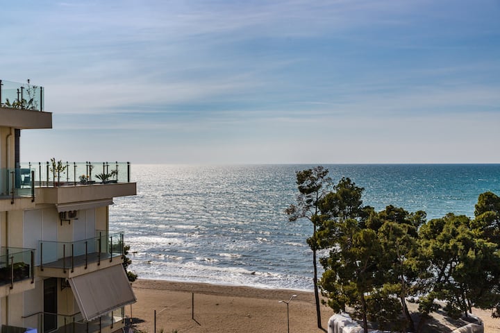 Beachfront Apartment With Pool Access - Albania
