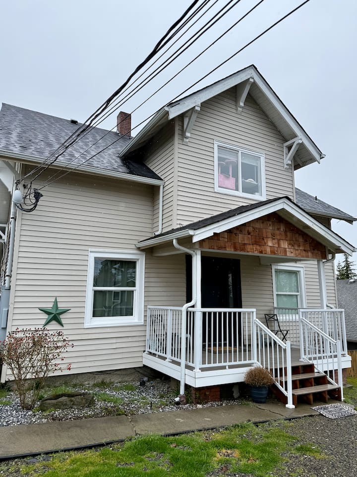 Cozy North Tacoma Studio With Everything You Need! - Tacoma, WA