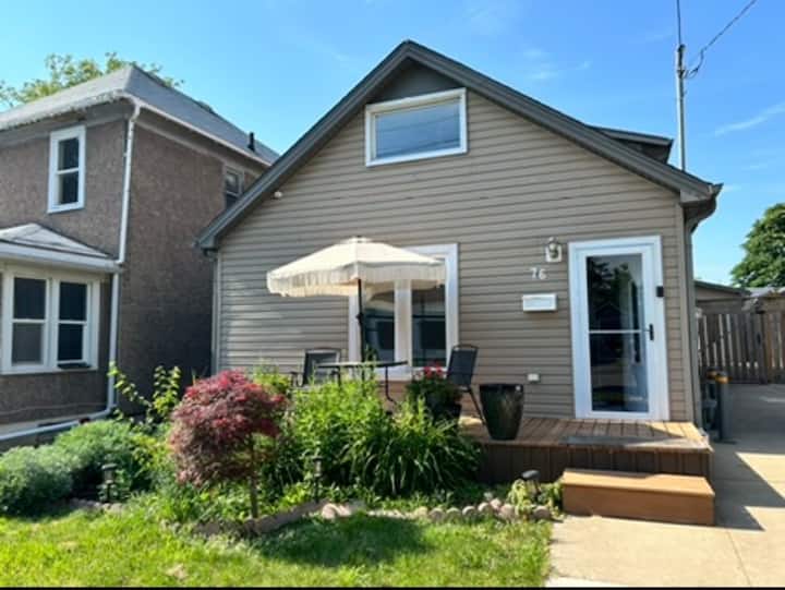 Stylish Stay W/ Fire Pit + 5-car Parking - Welland