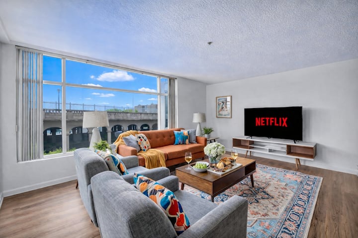 Modern Flats Retreat - Free Parking & Gym - Cleveland, OH