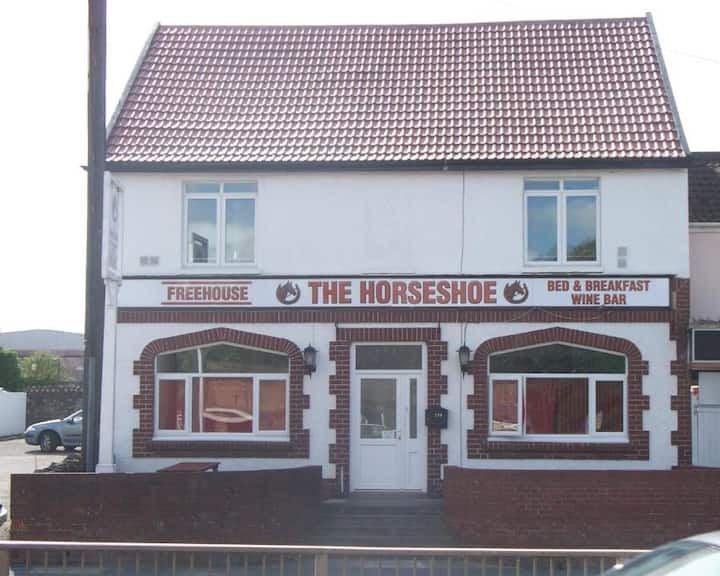 “The Horseshoe — Your Lucky Place To Stay.” - 布里斯托爾