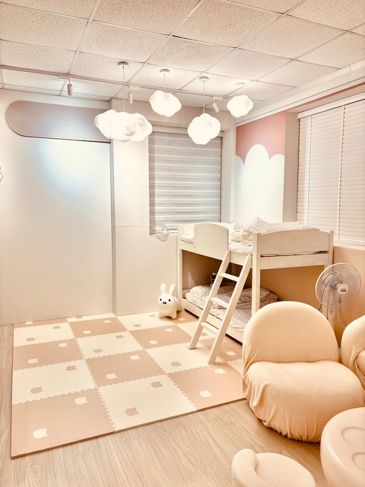 6-guest Creamy Suite | Near Shennong St. | Bathtub - Tainan City