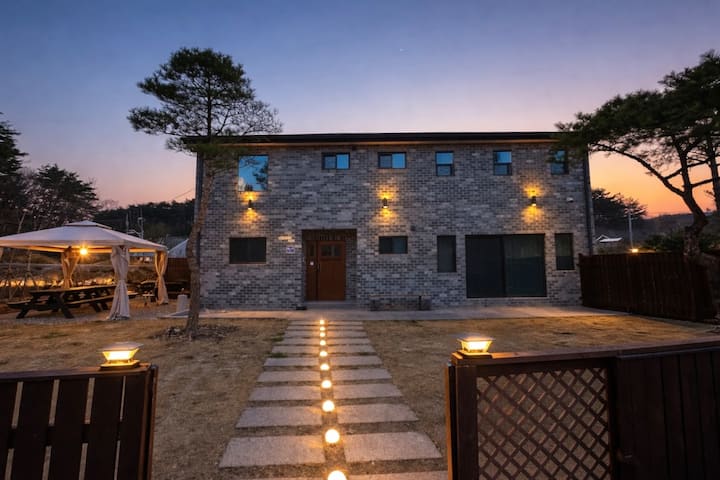 Nest Inn Together | 4br 3ba House W/ Bbq & Firepit - 강릉시