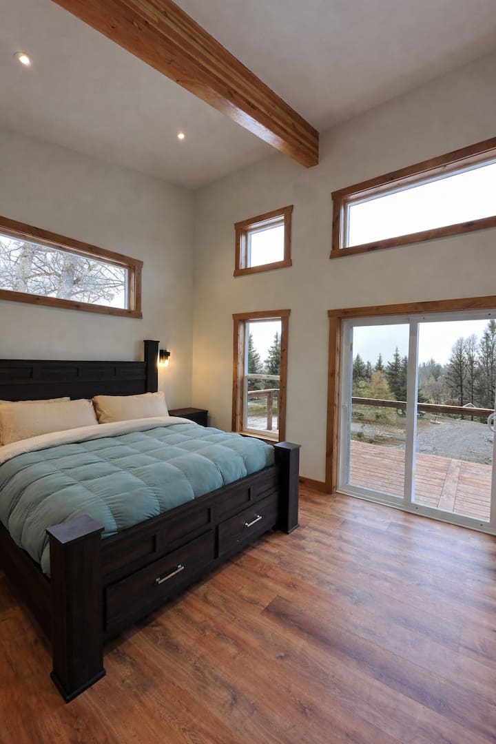 New Modern Cottonwood Cabin: Bay & Mountain Views - Homer, AK