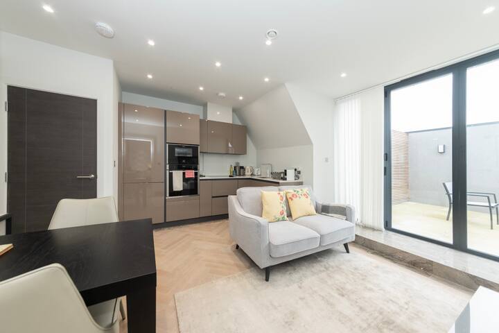 Town Centre Flat With A Private Top-floor Balcony - Reading