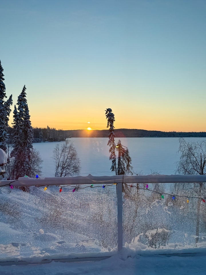 Peaceful Little Lakeside Cabin - Yukon