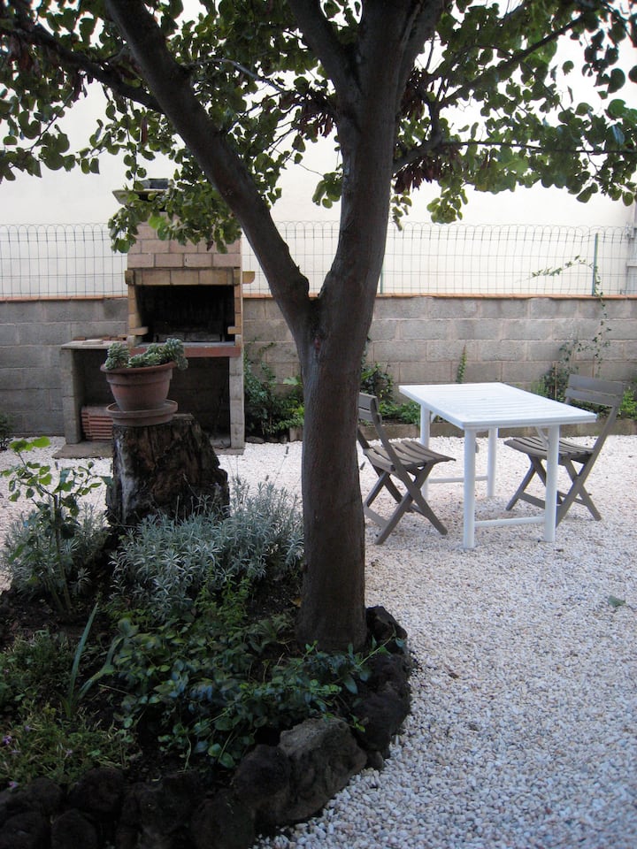 Vias (34) - Adorable Maison De Ville Avec Garage - Vias