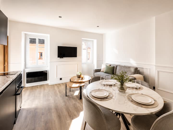 Thonon Rue Piétonne: Design & Wifi - ibis budget Thonon Les Bains