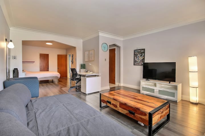 Free Private Parking, Cozy 1br,  1 Min From Subway - Montreal