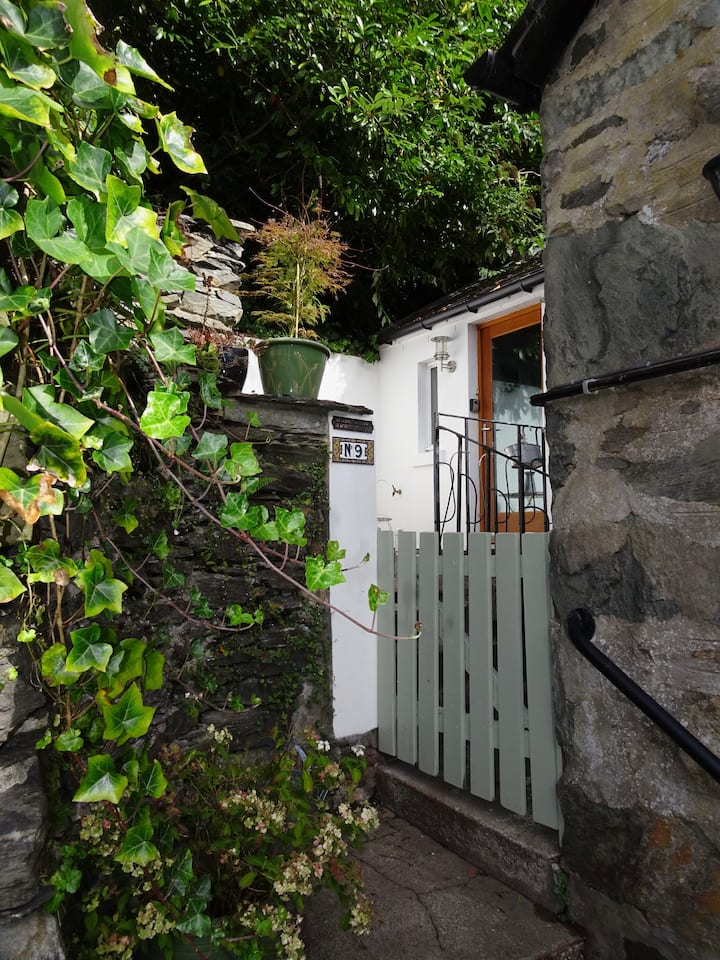 Birnam Nook - Cozy 2 Bed Flat With Private Garden - Dunkeld