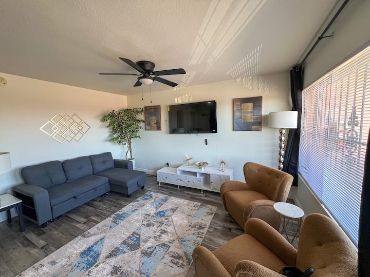 Modern 1br Apartment With Luxe Walk-in Shower - Las Vegas, NV