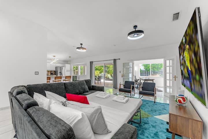 Modern 4br Home W/ Pool, Fast Wi-fi & Near Airport - Doral, FL