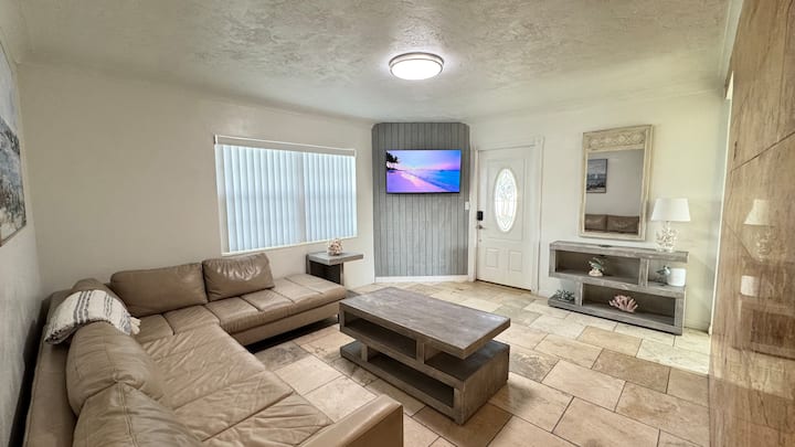 Modern Coastal Oasis - Near Everything You Need! - 브레이든턴