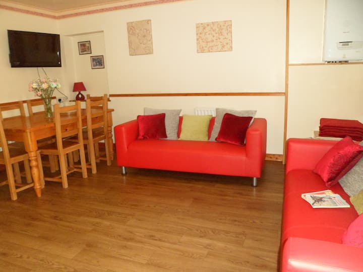 Mefysen Cottage Has 4 Bedrooms And Is Near Tenby - Laugharne