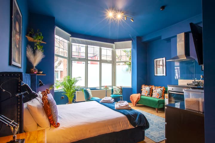 Magical, Stylish Blue Studio In Golders Green - London