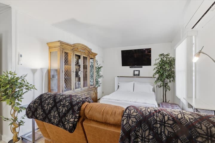 Modern 1br Retreat With Bbq & Fire Pit - Near Down - Henderson, NV