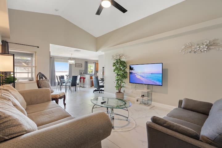 Sunny Stay Near St. Pete Beaches - Pinellas Park, FL