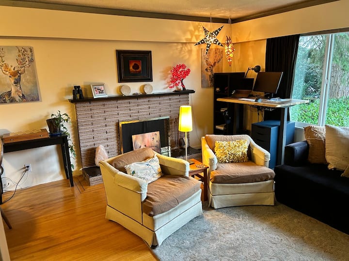 The Artsy Mount Pleasant Home - Vancouver