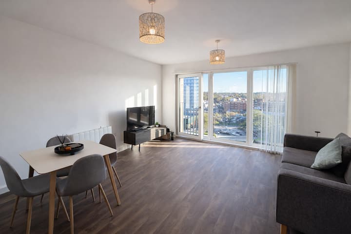 Stylish Apartment With City Views Gated Area - Birmingham