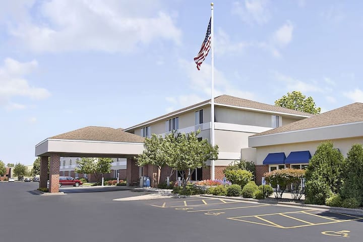 Beltline Hwy King Studio Breakfast & Pool - Madison, WI