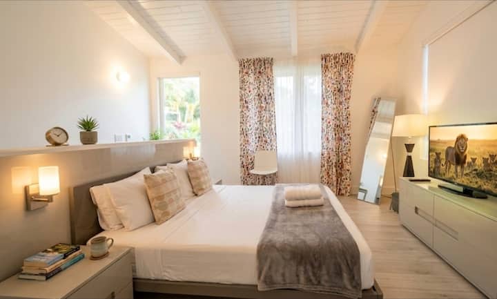 Modern Beach Apt • 2 Min To Ocean Drive - Miami Beach, FL