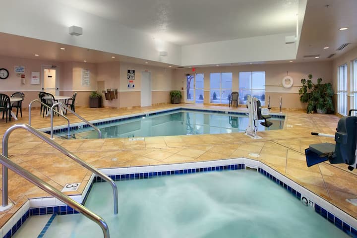 Beltline Hwy 2 Queen Studio Breakfast & Pool - Middleton