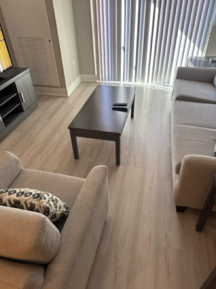 2 Bedroom Lincolnshire Apartment - Lake Forest, IL