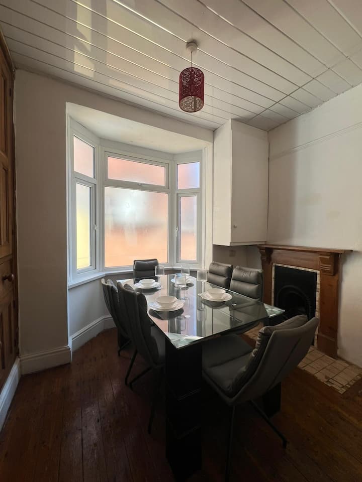 Beaconsfield 4 Bed House Sleeps 8 Close To City - Leicester