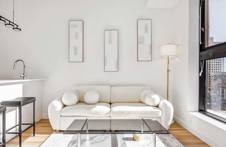 Luxury High-rise | Pool Table, Sauna + City Views - Calgary