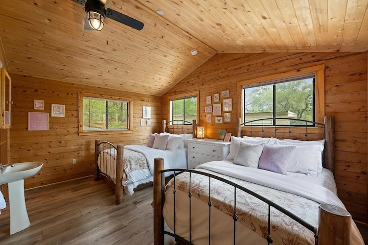 The Surf Cowgirl Suite At Austin Surf Lodge - Spicewood, TX
