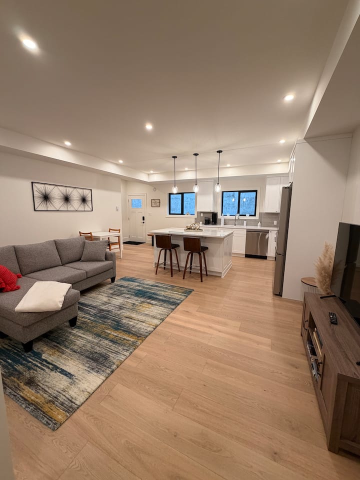 Village Retreat - Oak Bay