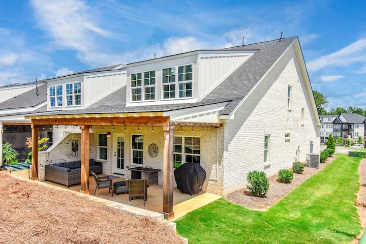 Plains Getaway, Game-day Oasis, Luxury Townhome - Auburn, AL